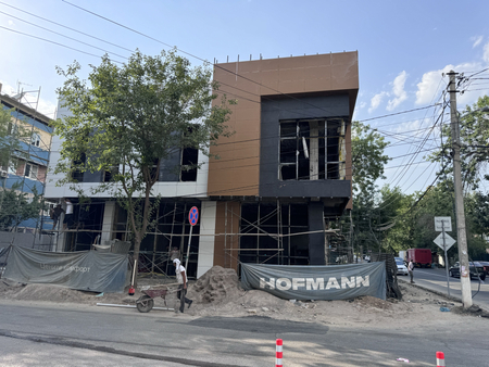 Аренда. Помещение с площадью 445м2 с ремонтом. 2 этажа. Вдоль дороги
