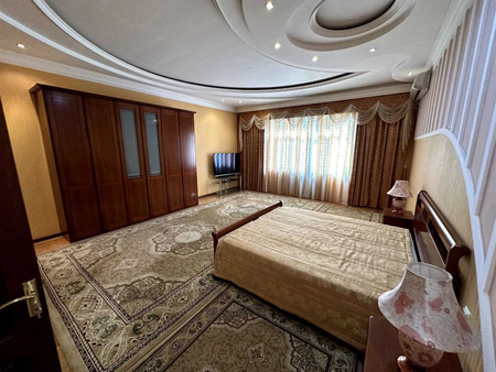 Аренда квартира.Метро Космонавты 700 м² на участке 6 сот (J3104 )