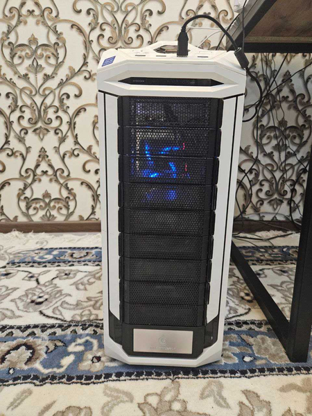 Kompyuter i7 6800k. GTX970 8GB. RAM16GB. SSD256 GB. HDD 1TB.