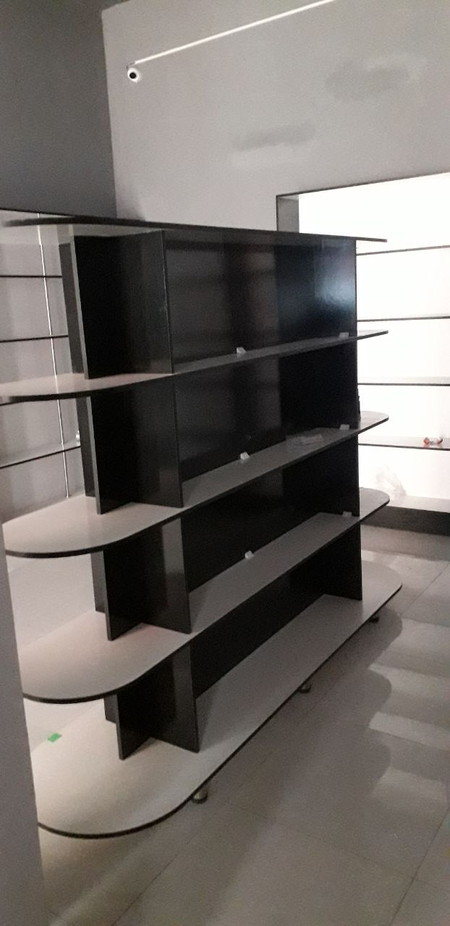Продаётся мебель для магазинов.