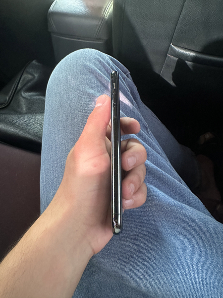 Iphone Xs sotiladi idial
