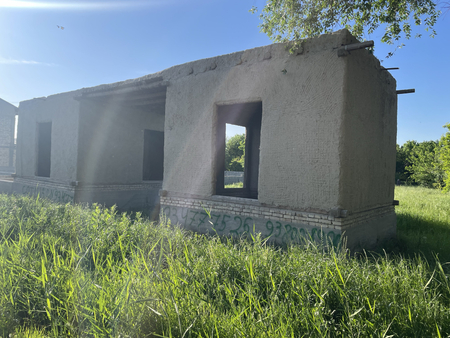Uchastka sotiladi, atrofi bog’lar bilan o’ralgan