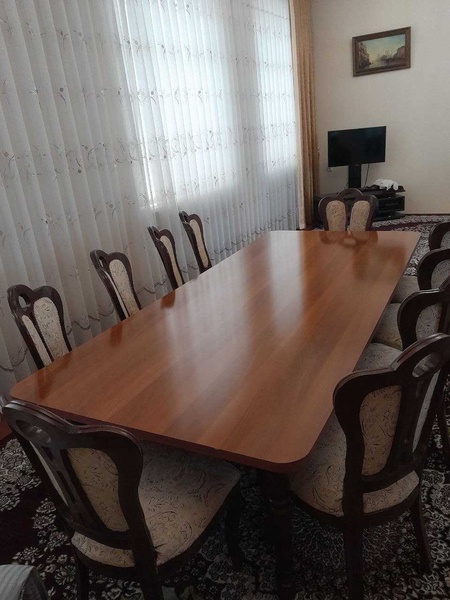 Стол и стулья для гостиной