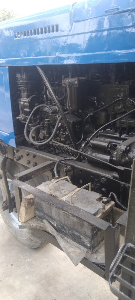 MTZ 80  ishchi holatda turibdi