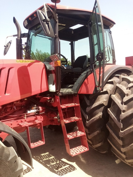 Belarus traktor sotiladi