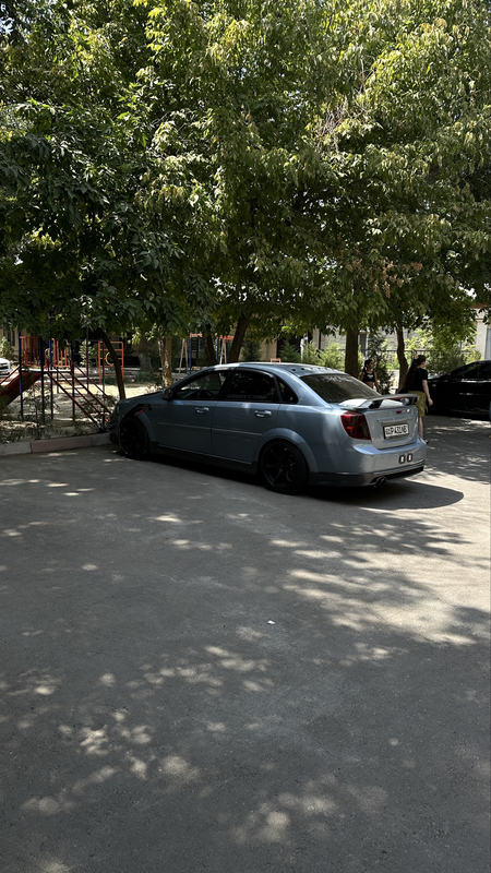 Спойлер для автомобиля, в отличном состоянии