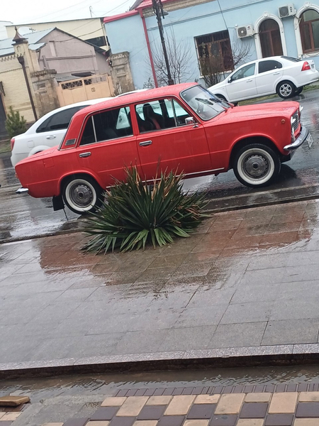 vaz 21011 qizil