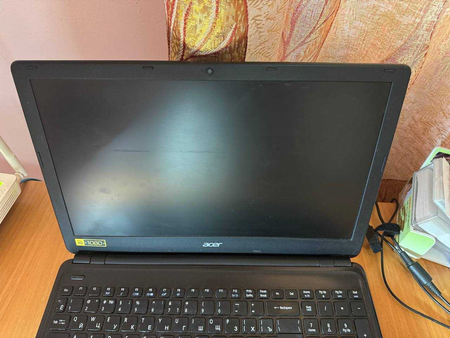 Ноутбук Acer E1-572G в рабочем состоянии