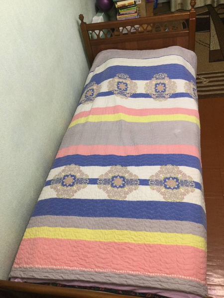 Продаются: 2 кровати, шкаф для одежды и рабочий стол