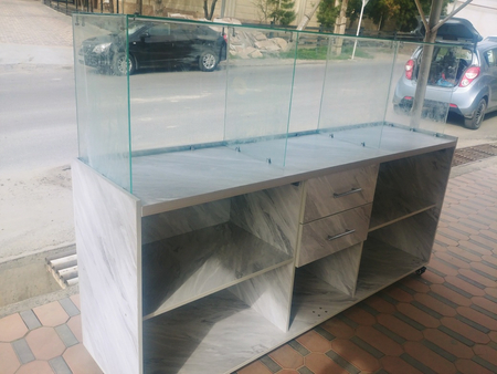 Прилавки кассы для продажи мороженного.