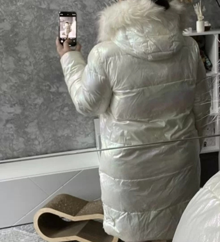 Продам Белую Перламутровую курточку