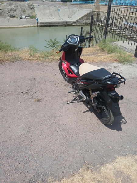 Срочно продам honda 125 кубовый хороший на 100 км 2 л бензин
