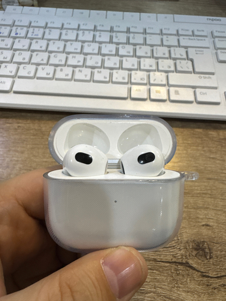Airpods 3 ideal akkuratniy tutilgan chexolda yurgan polniy