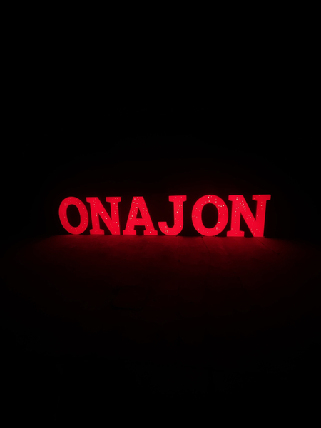 Onajon Otajon. Dekor. Arka