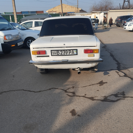 Vaz 21011 sotiladi
