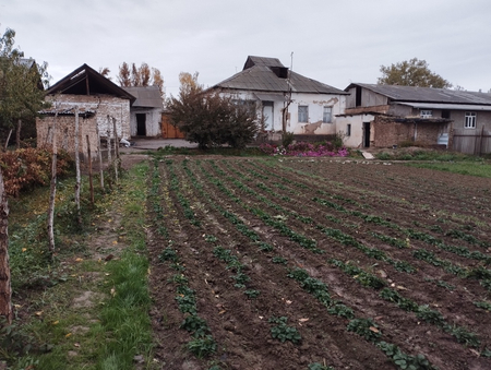 Hovli uy sotiladi 16 sotik