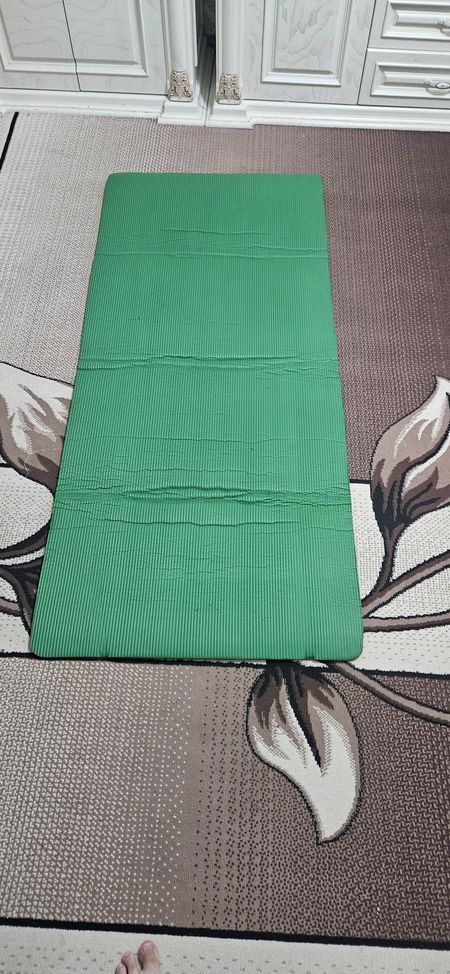Yoga mat sotiladi qalin juda 1.5 sm xolati ideal