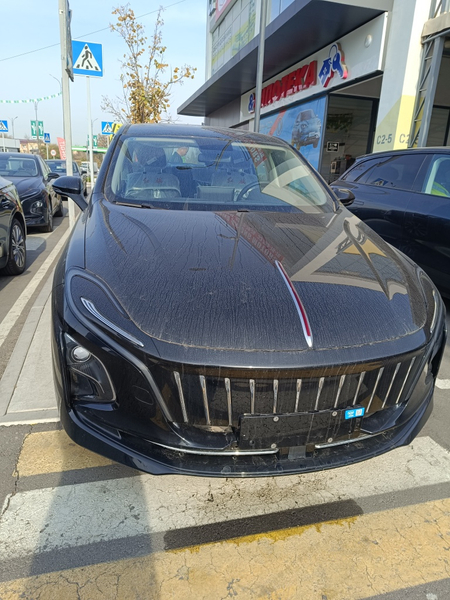 Hongqi E-QM5 8000$ srochna srazu olib chqib ketas