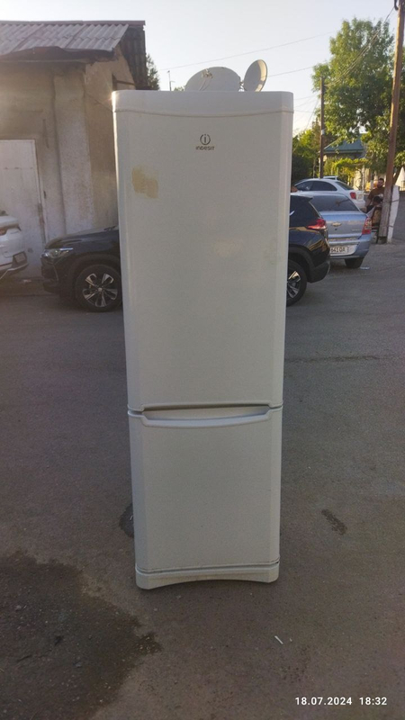 Продаётся холодильник indesit мотор заводской