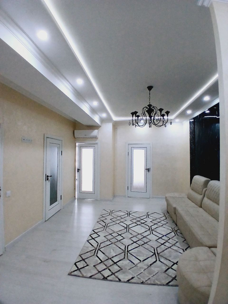 Yakkasaroy city mall da 3/9/10.   800$
