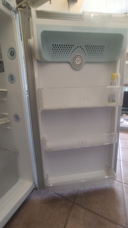 Холодильник LG белого цвета