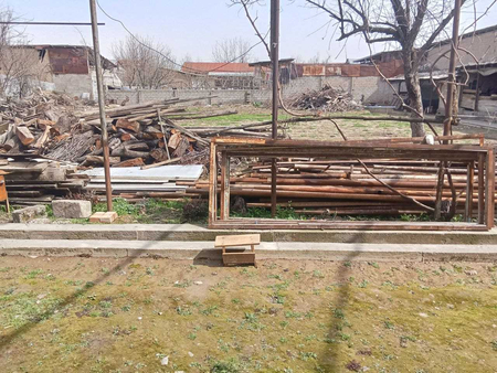 Уй сотилади  6 сот  зангиата ахмад яссавий  Дилором кучаси