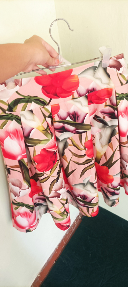 Yubka gulli print bilan