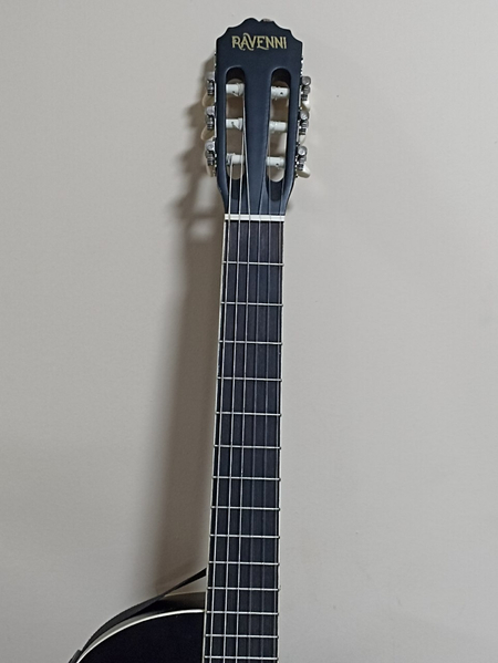Gitara RAVENNI fermasi.