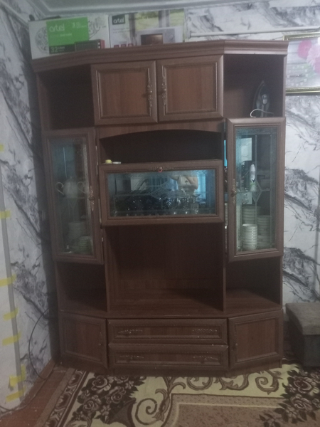 Продам стенку  одна целая просто побелели пополам .собирается .
