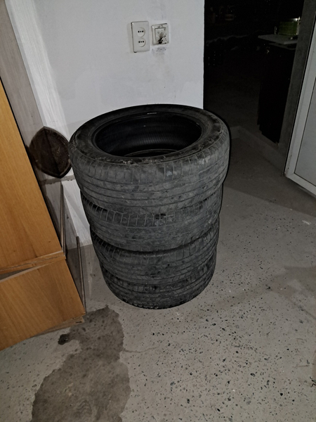 Сотилади балон BRIDGESTONE 215/55/17, холати яхши 2023 йил чикарилган