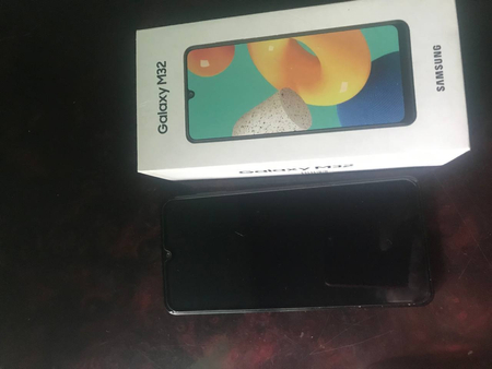 Samsung M32 4/64 xotirali  smartphone sotiladi