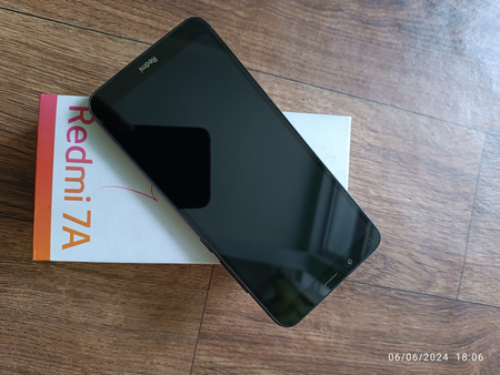 Redmi7A ideal. Karobka dokumenti bor. Aybi yöq. Srochnaga pul kerak