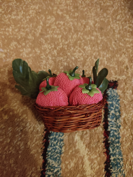 Вязанные фрукты в корзинке