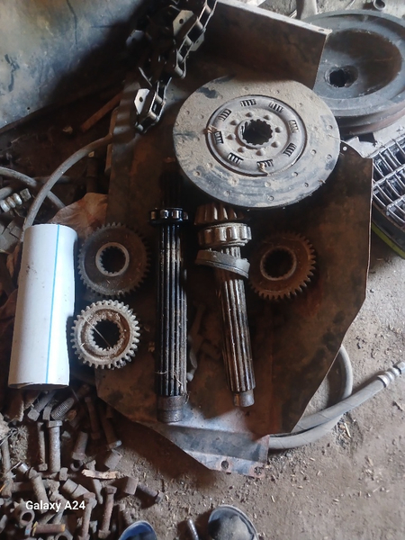 T 75 Kazakstan tractor xolati yaxshi pulik chisel chel mashinasi bor