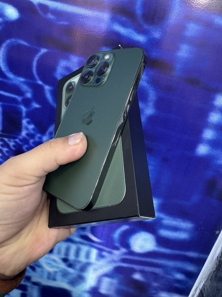 Phone 13 pro sotiladi  256 gb  emkost 82