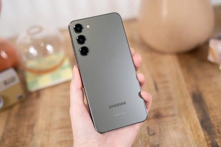 Samsung S23 у Артура в магазине Б-17 на Малике