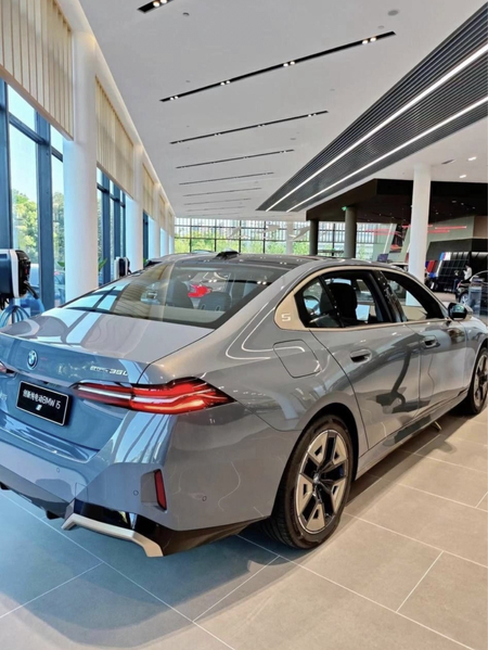 BMW i5 full pozisiya