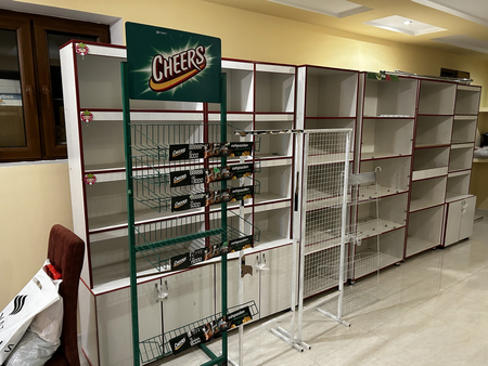 Продается набор шкафов и витрин для продуктового магазина.