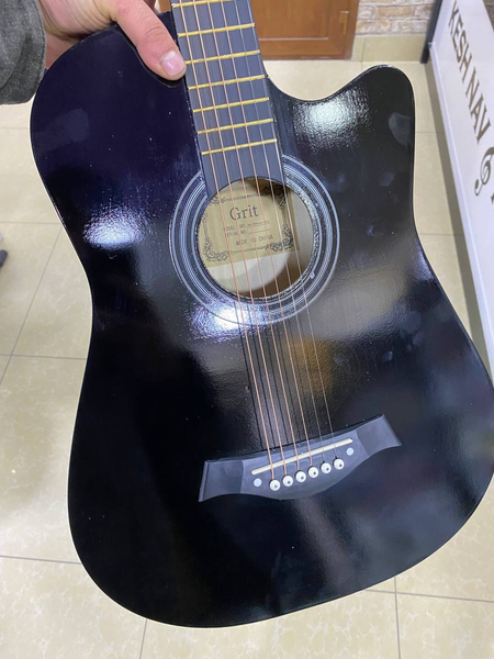 Gitara yangi bir hafta ishlatilgan karopkasi bilan narxi 1mln