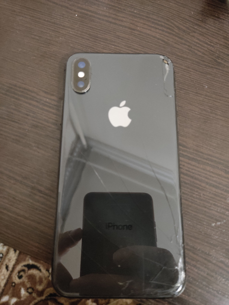 IphoneX orqa krishkasida dars ketkan joyi bor