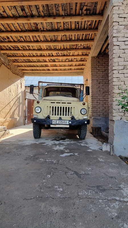 Gaz 52  yurib turibdi