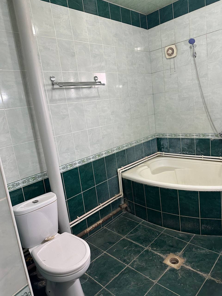 Evanoviskida tehron otrofi Ijaraga beriladi 3 xona 1 etaj  xamma sharo