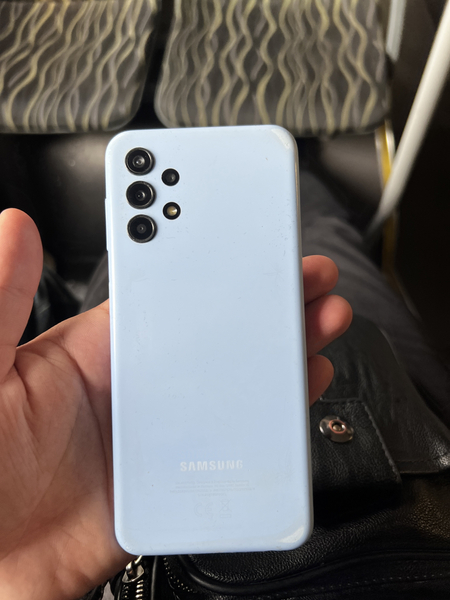 Samsung A 13 sotiladi 64 gb ishlashi zor