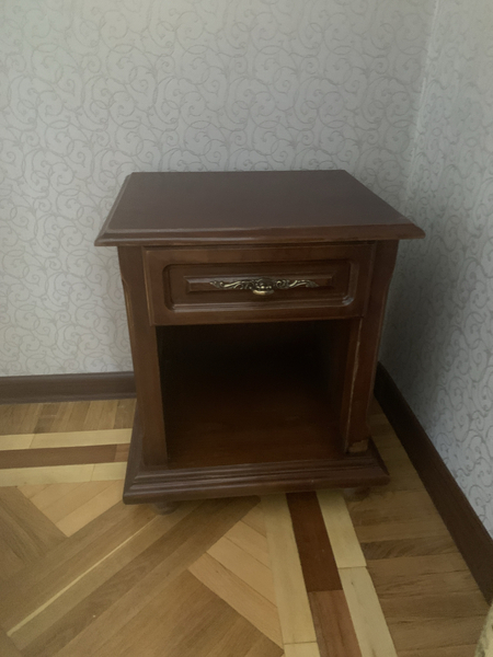 комод и две тумбочки румынские