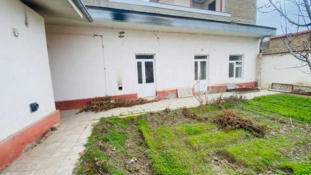 Срочно продается участок в городе 4,5 сотик Лахути, хавли сотилади
