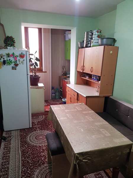 Srochna Frunzeda 2 xonali 4-etaj uy sotiladi.