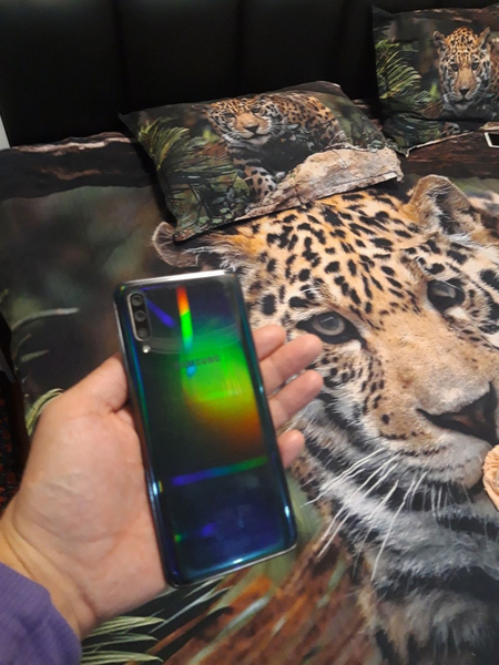 Samsung A 70 6/128 qora sotiladi