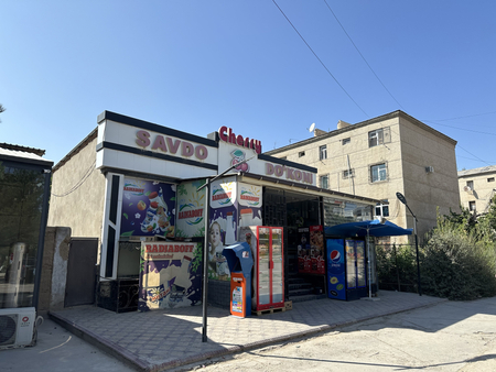 Noturar bino (oziq ovqat market) sotiladi