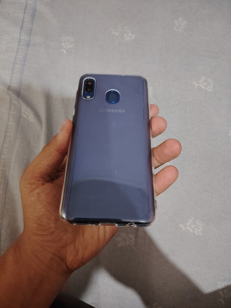 Samsung A20 holati ideal tinniq