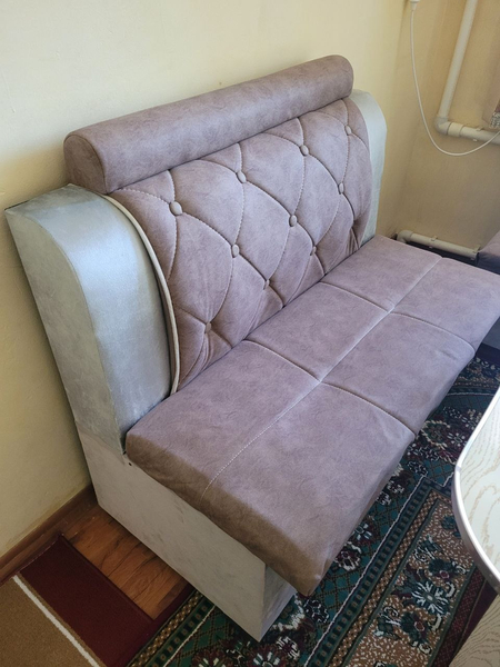 Уголок с мебелью и столом/Mebel va stol bilan burchak